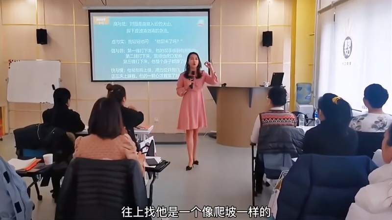 又是别人学校的女老师,朗诵的手势和情感,真是有范儿