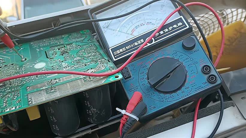 空调维修中这个空调就是外机风扇电机不转,正在检查维修