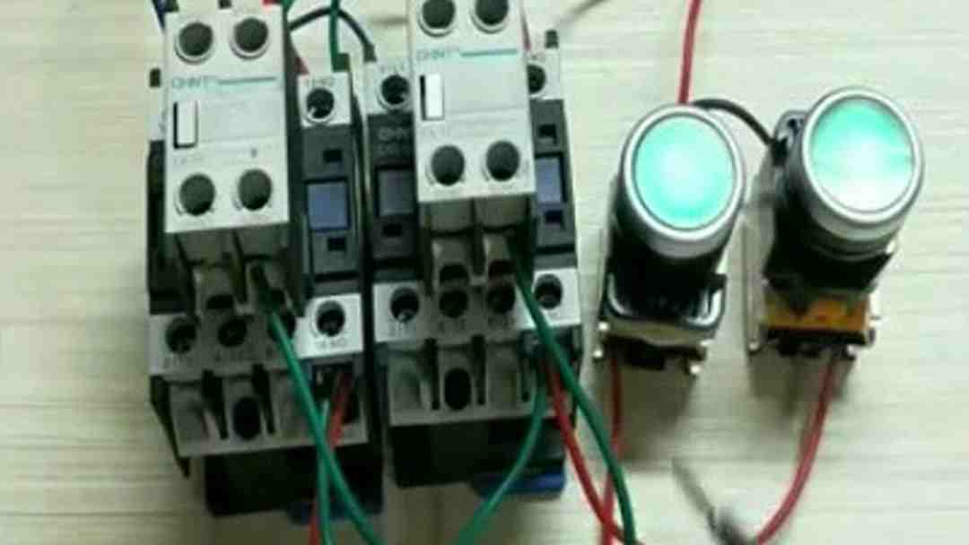 电工知识分享,三相电机正反转控制电路的接线方法和讲解