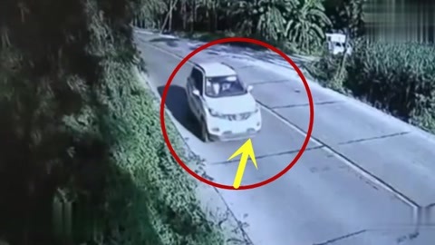 小路会车都不减速,大货车瞬间遭遇翻车!