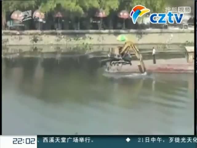 越南胡志明市惊现挖掘机当船桨 划船前行很平稳