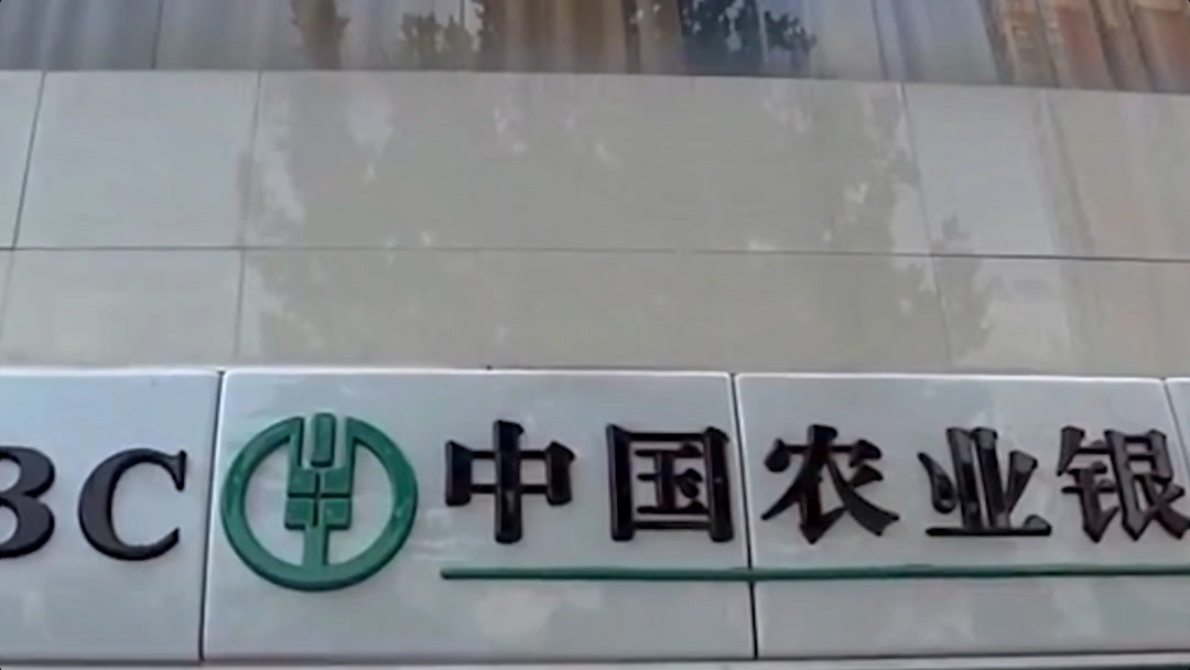 法院回应女子服刑期间被办信用卡 判决:原判决有误 重新审理