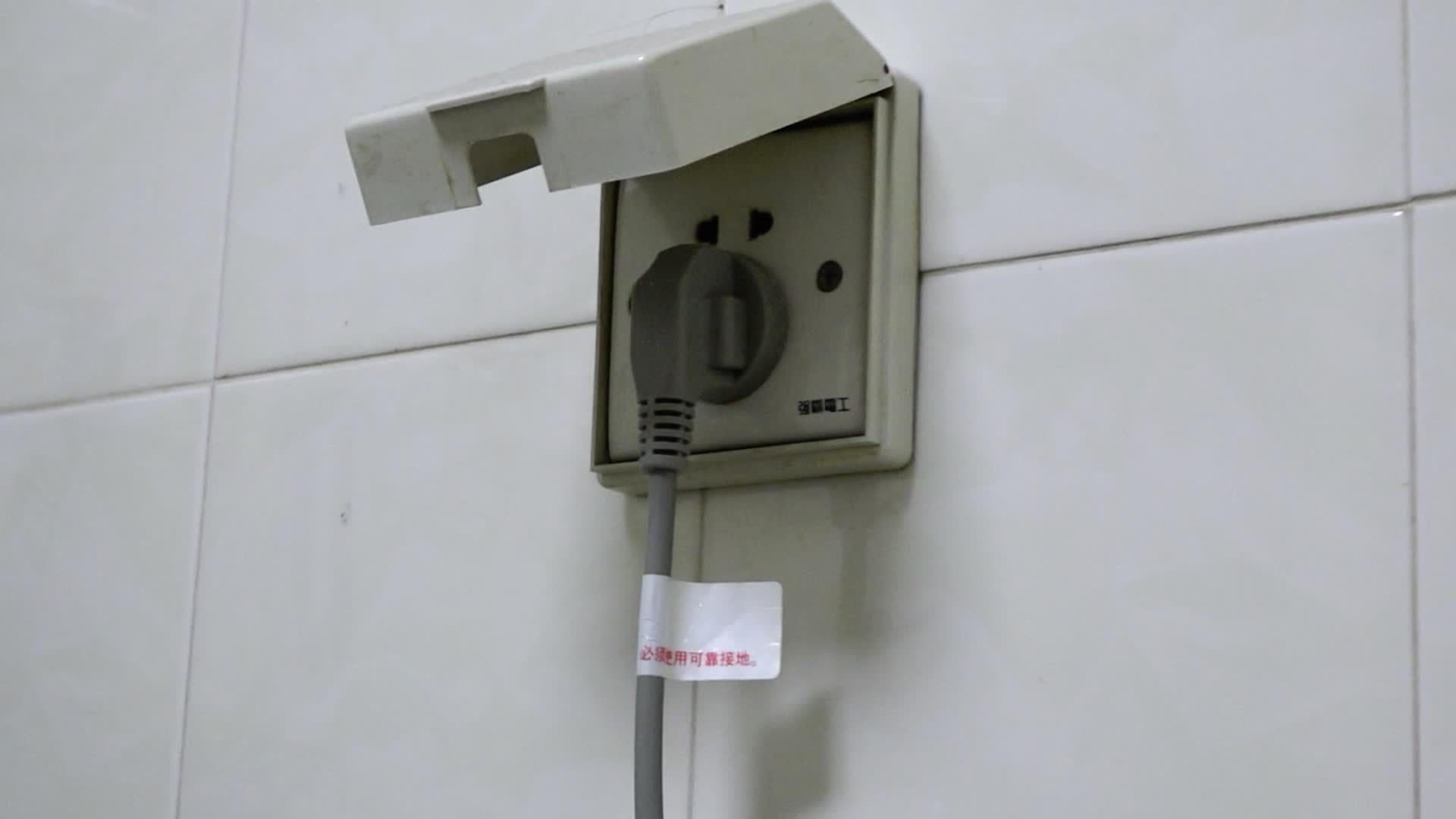 出远门的时候,这5种电器不拔插头,不仅费电,还不安全