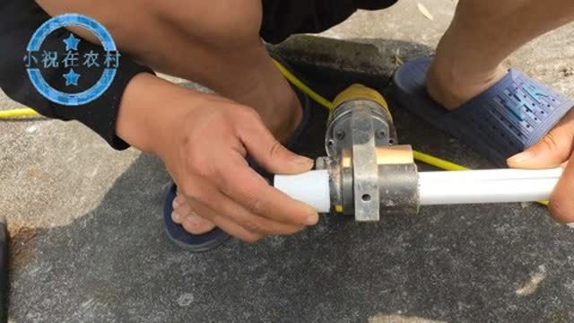 小伙安太阳能水管,联塑pvr水管质量怎么样?小伙动手告诉你
