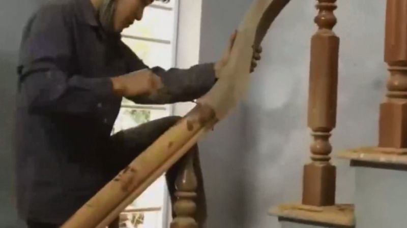 木工安装实木楼梯扶手,我看了货真想退货,到最后后悔了!