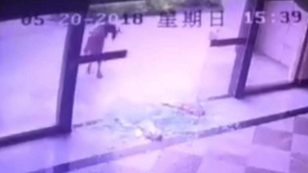 熊孩推拉自动玻璃门 玻璃瞬间碎裂一地