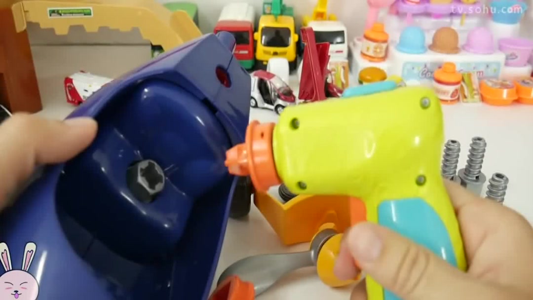 工程挖掘机玩具 装载机和叉车工作表演视频_0001