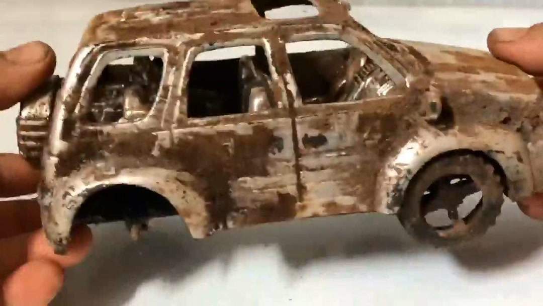 在垃圾堆里捡的报废吉普车模型,回家收拾一下,一个不错的收藏品