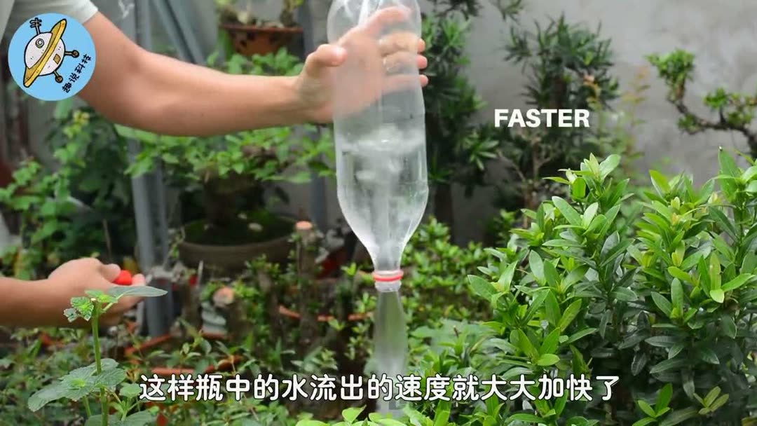 难得一见的实验,把装水的水杯倒立后,不可思议的现象发生了