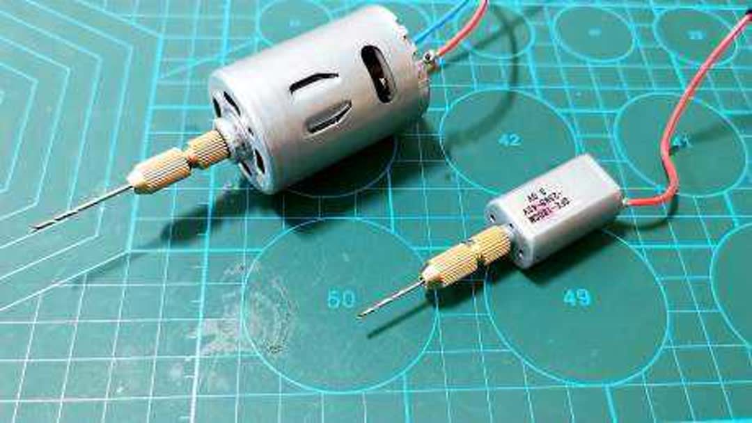 微型电机太好用了,稍加改造立马就能变成小电钻,雕刻木头真方便