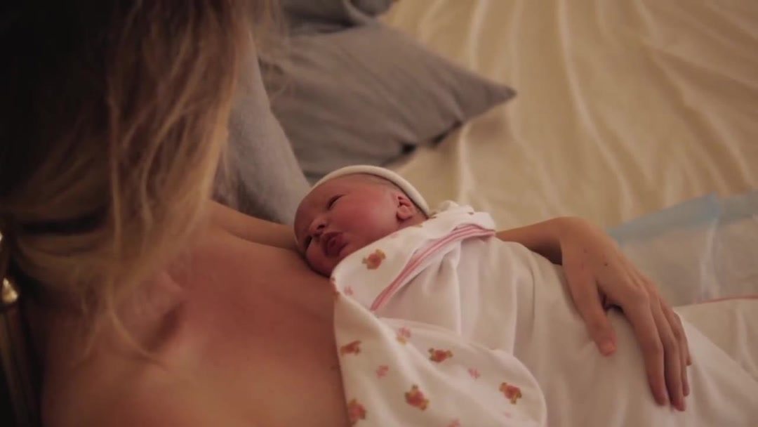 国外产妇在家浴缸分娩