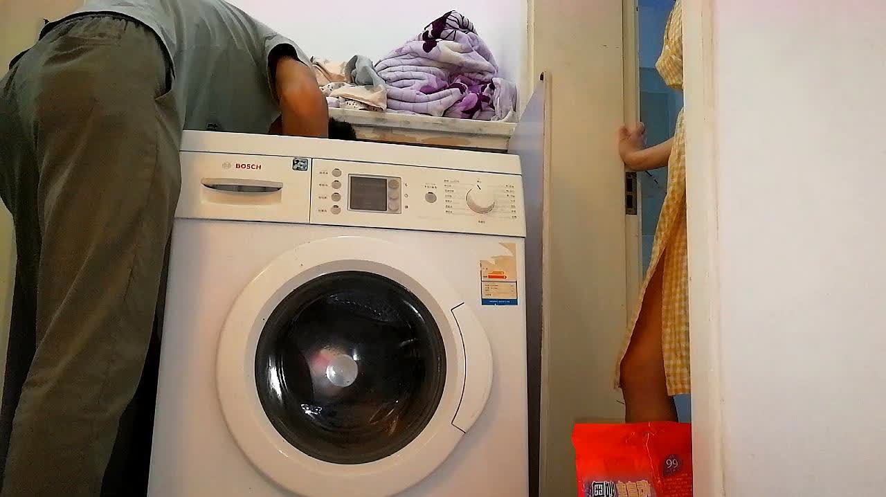 家电维修真难做,动不动超过几十块钱就不修了,小伙又白忙活一场