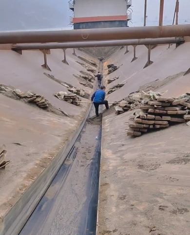 水手的工作可不只是航行大海,还得打扫像足球场大的船舱