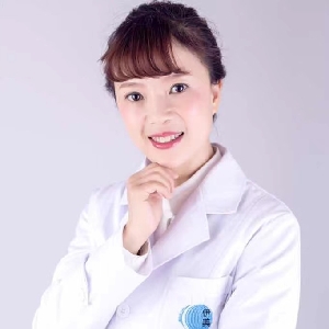 皮肤科主任杨梅 