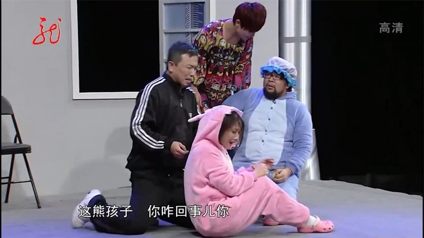 爱笑会议室:修睿爆笑演儿子,可把他妈累够呛,抱着太费劲!