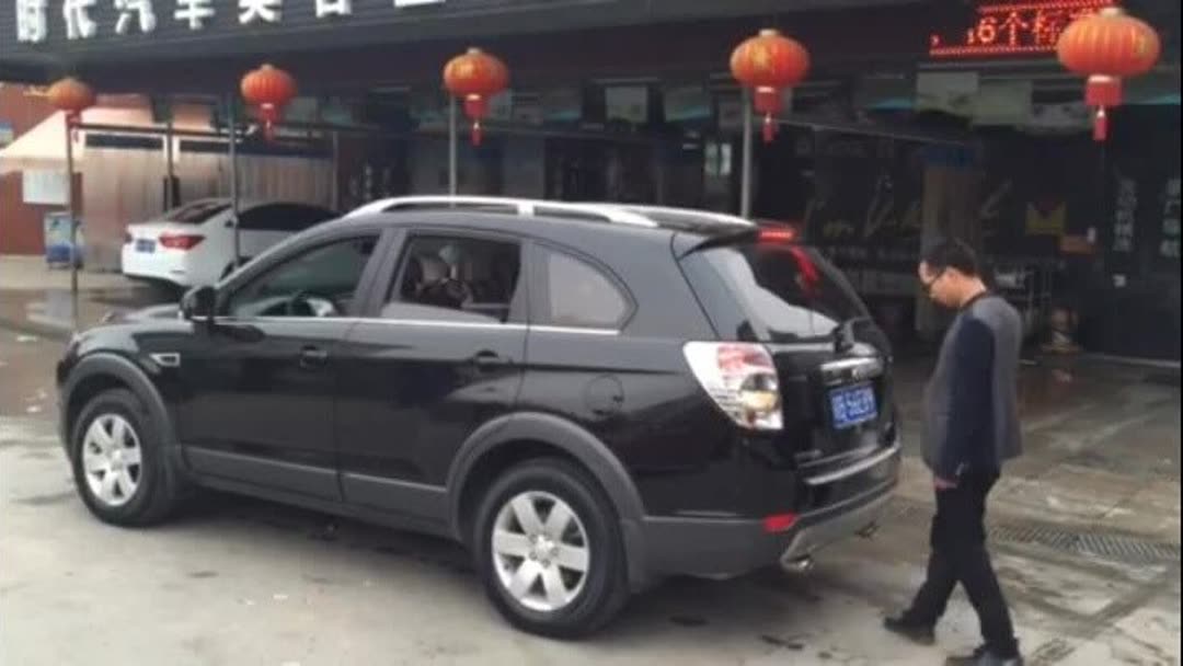 实拍倒车全自动防撞系统,自动刹车功能