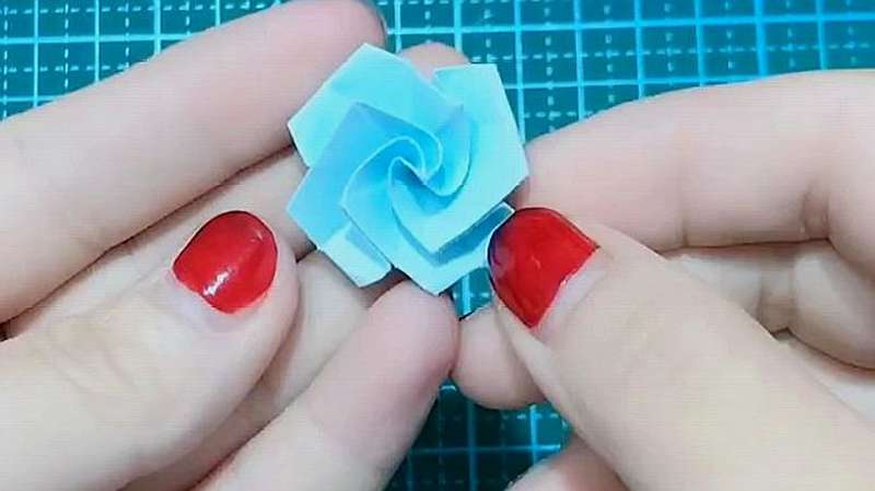 自制玫瑰花戒指,你想要什么颜色就给你折什么颜色!