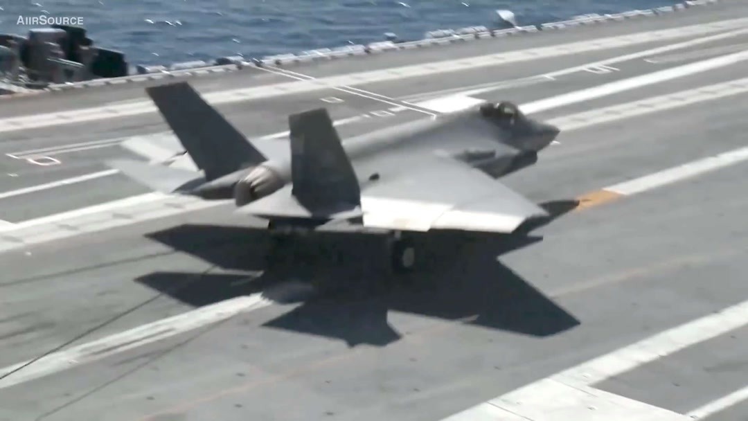 第一艘载有F-35C中队的航空母舰亚伯拉罕·林肯号在海上测试