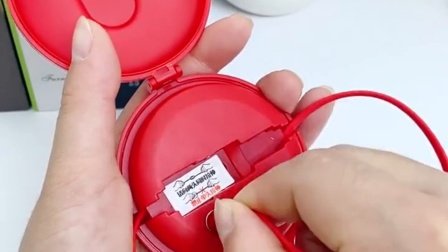 出门的时候我都带一个这样的数据线,充电方便,可伸缩线不会凌乱