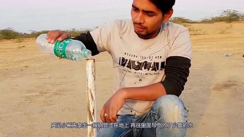 钠放进装了水的钢管会怎样_老外亲自实验,网友_还好小哥跑得快