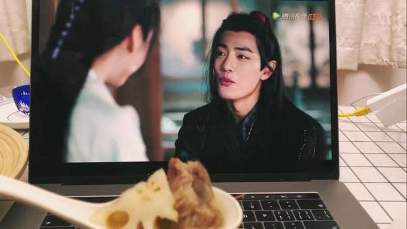 超简单!电饭煲2小时煲一锅莲藕排骨汤,放胡萝卜味道更佳