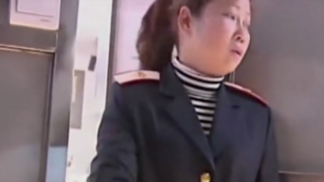 男子带两个纸箱进车站,安检员察觉异常,男子吓得丢下箱子就跑