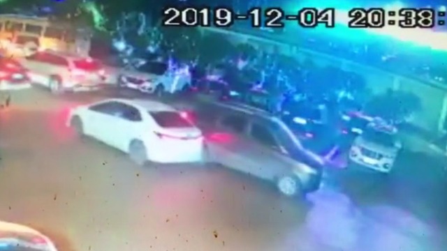 是"碰撞"还是"倒车"?双方驾驶员各执一词