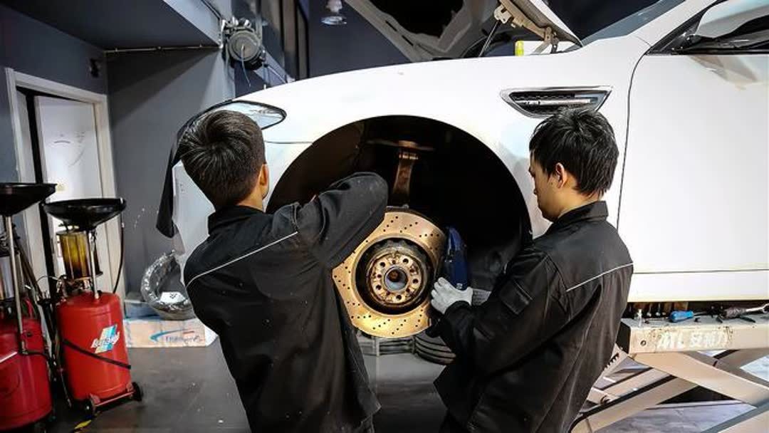 汽车刹车片到底多久换一次才安全?维修师傅:记住这个数字!