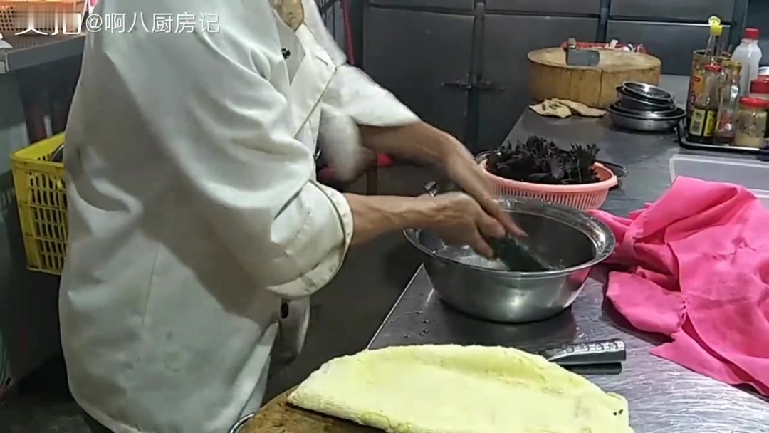 #美食##美食作业#磨刀教程,首先把毛巾垫针板上,防止磨刀石