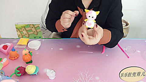 乐乐姐姐教你用橡皮泥做小猫咪,非常可爱哦!