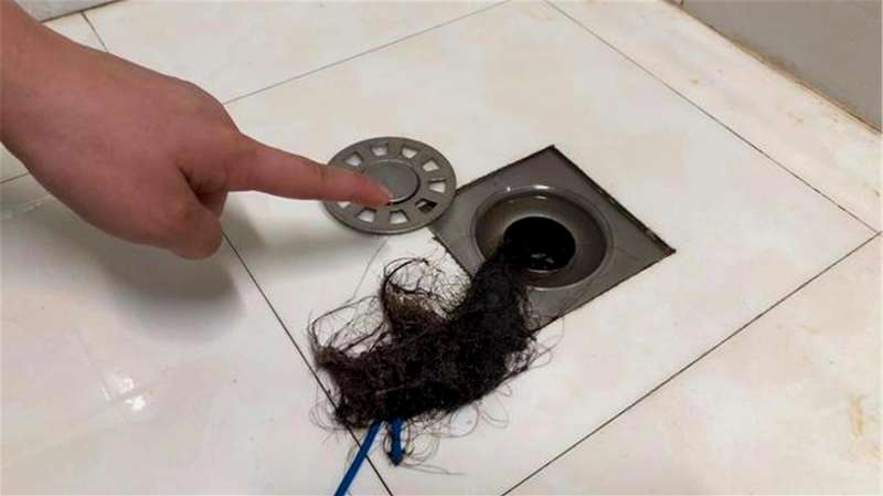 卫生间下水道堵了,别花钱找人疏通,一个塑料瓶轻松解决,真实用