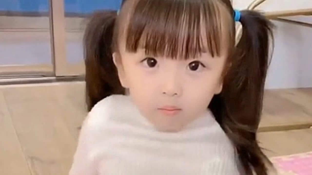 女儿一本正经召开家庭会议:首先,我要表扬一下妈妈!真是小人精