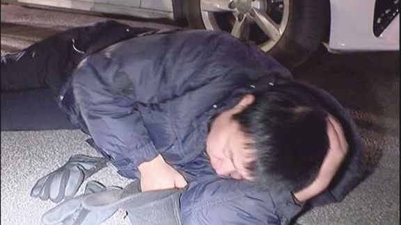 疯狂小电动:酒驾、闯灯、撞轿车 倒地不起要一万