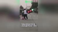 ...日,河南孟州市,沁阳永威学校高一学生石颂宇在前往学校的路上,看到倒.