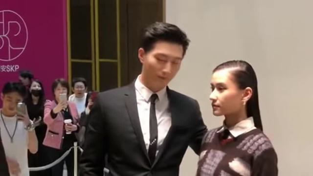 窦骁晒何超莲硕士毕业证 一句话暗示俩人好事将近