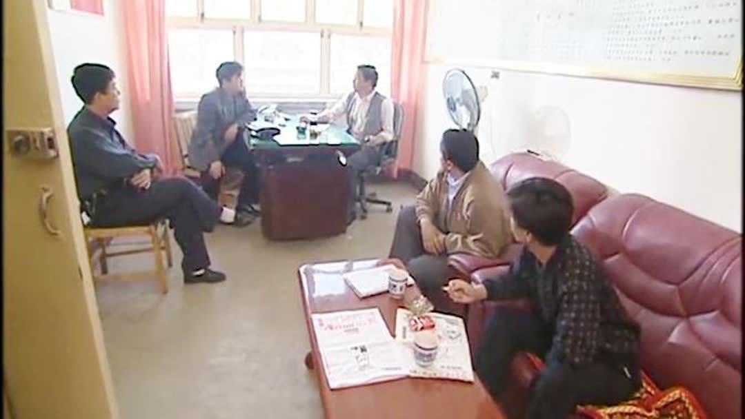 警方确定杀人犯身份,连夜制定计划准备逮捕,不料杀人犯早有准备