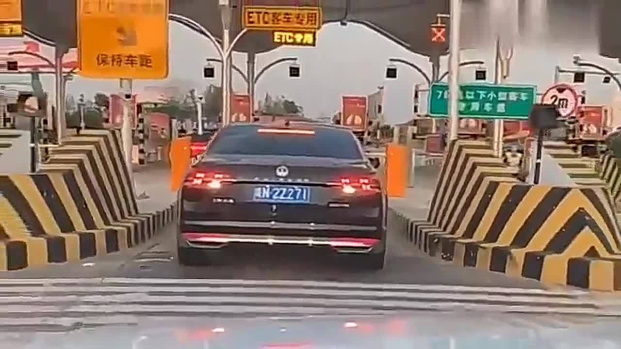 监控:带字母的大众车也来蹭ETC,真想问问他,倒车好不好玩?