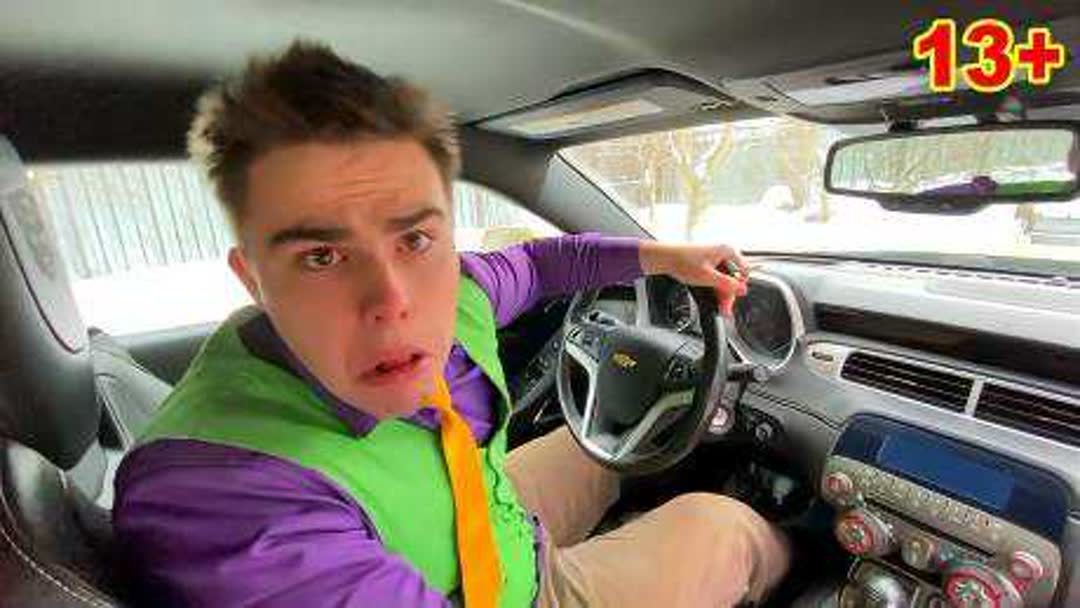 汽车打不着火小伙下车查看,红衣人却开动了