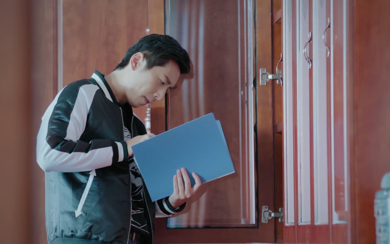 光天化日潜入校长办公室,只为找到真相