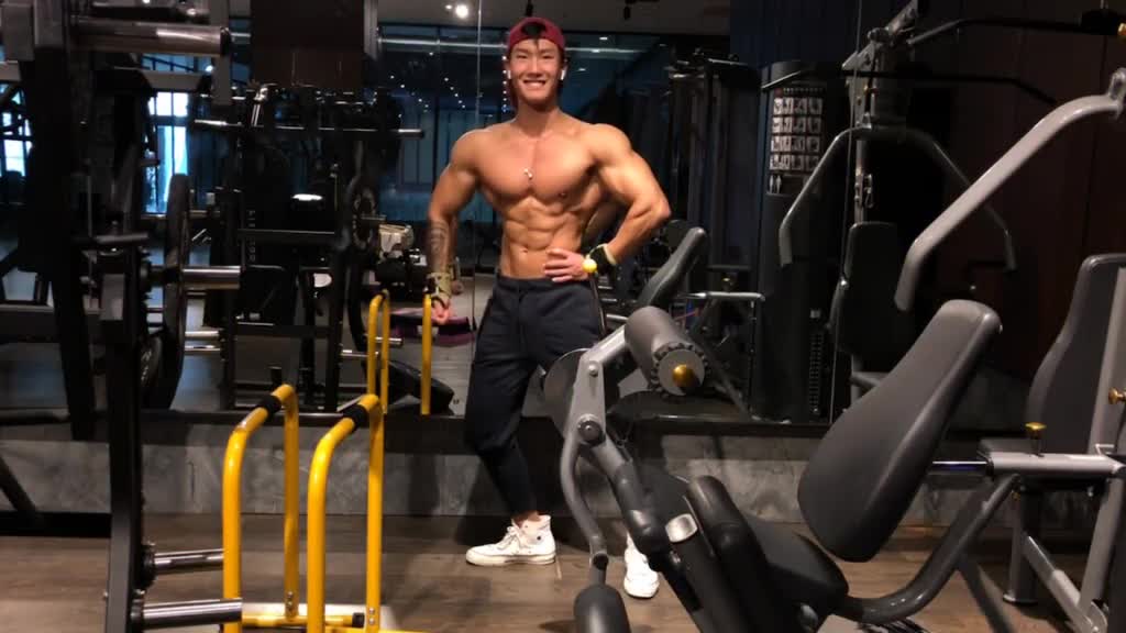 碰到一点压力就把自己变得不堪重负的样子 碰到一点不确定性就把...