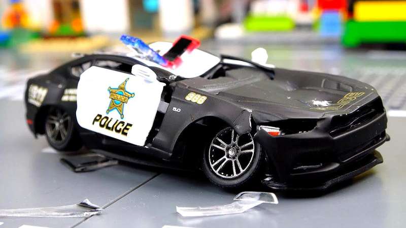 模型玩具小警车翻车撞坏了