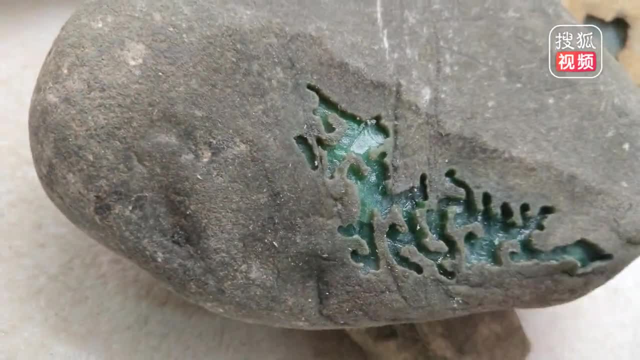 翡翠原石切一刀不行,不要失望,继续切,惊喜在最后!