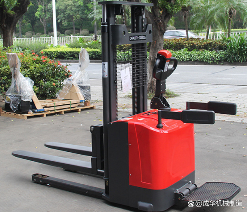 电动叉车安全驾驶建议,严禁尝试危险操作行为