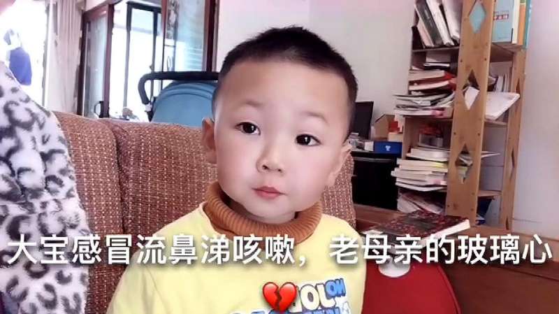 3岁宝宝感冒咳嗽,妈妈在家自己给他推拿,效果不输儿科医生