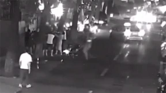 女子为情所困酒后跳楼 路人迅速反应施救:撑起雨布将其稳稳接住