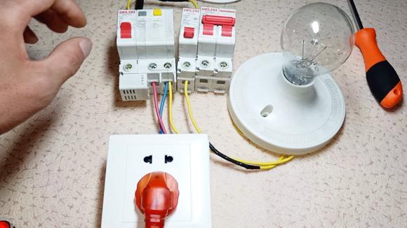 电工知识:漏电保护器一用电就跳闸,原来是灯和插座零线的故障