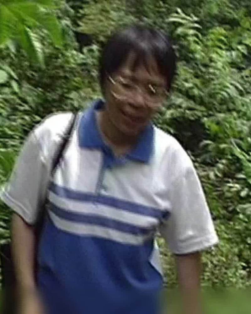 【为把失学的女生带回学校,张桂梅对学生说跟我走吧】1997年,张桂梅...