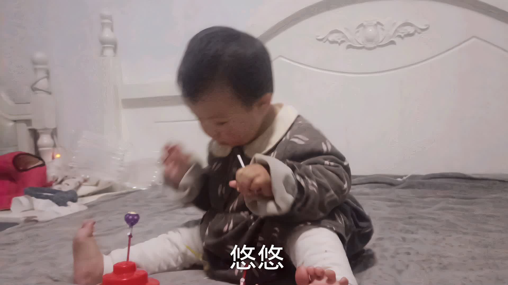 一岁半的小宝宝,越来越棒了,会数简单的数字,逗的大人哈哈笑