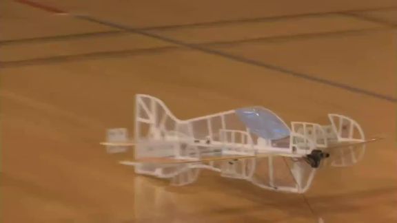 这航模飞机 薄的跟纸一样 也就只能在室内飞行了