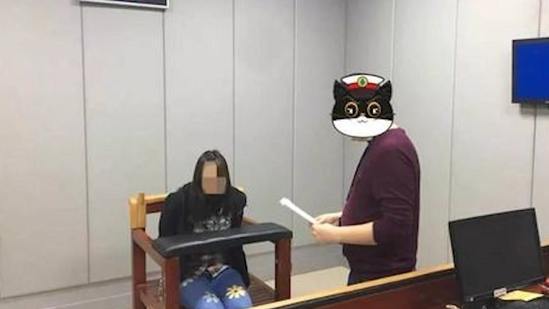 惊险!违章女子将交警推倒在行驶的卡车轮下